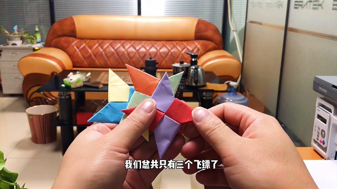 小时候经常玩的折纸飞镖,方法很简单,你还记得折法吗?