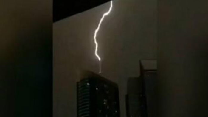 实拍世界第一高楼哈利法塔遭雷击 闪电照亮迪拜天际