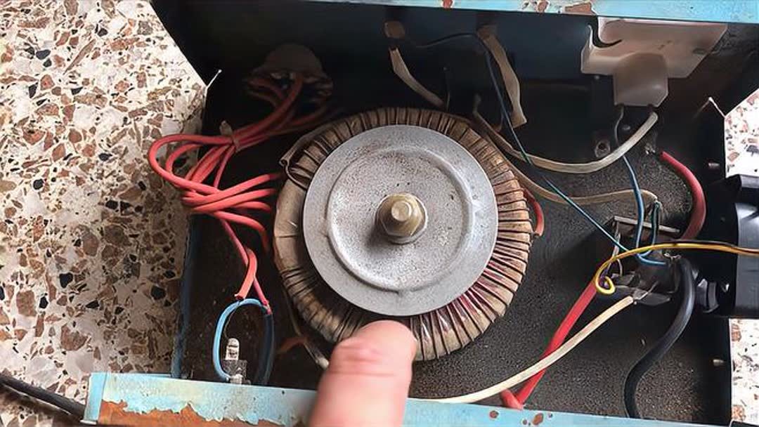电瓶充电器正负极对打了下结果充电后底部非常烫,怎么回事?