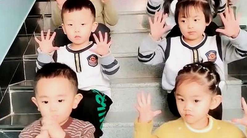 闺女幼儿园表演手指舞,这个舞蹈方式很独特,感觉好可爱啊!