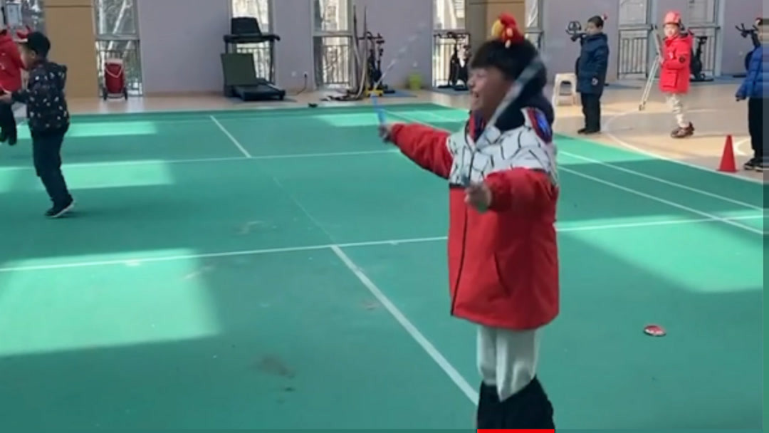 为了好成绩有多拼!小学生跳绳比赛裤子掉了仍坚持完赛