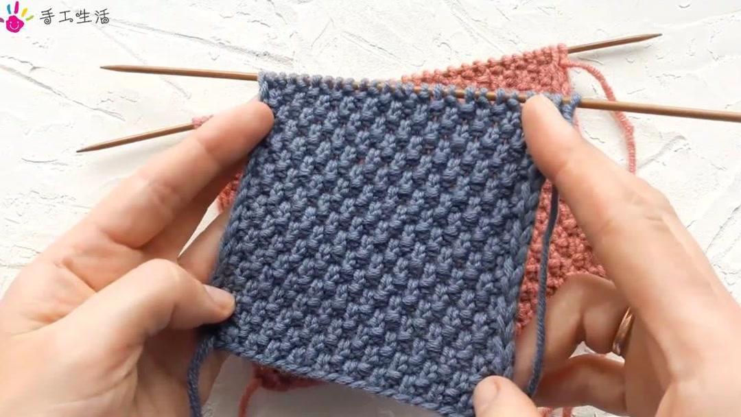 用深颜色的毛线手工织毛衣,花样简单有没有喜欢的,试试看吧