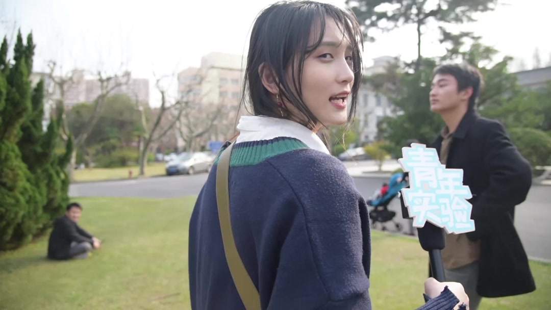 在上海华东师范大学采访,遇到一群学生在练武,画面是这样的