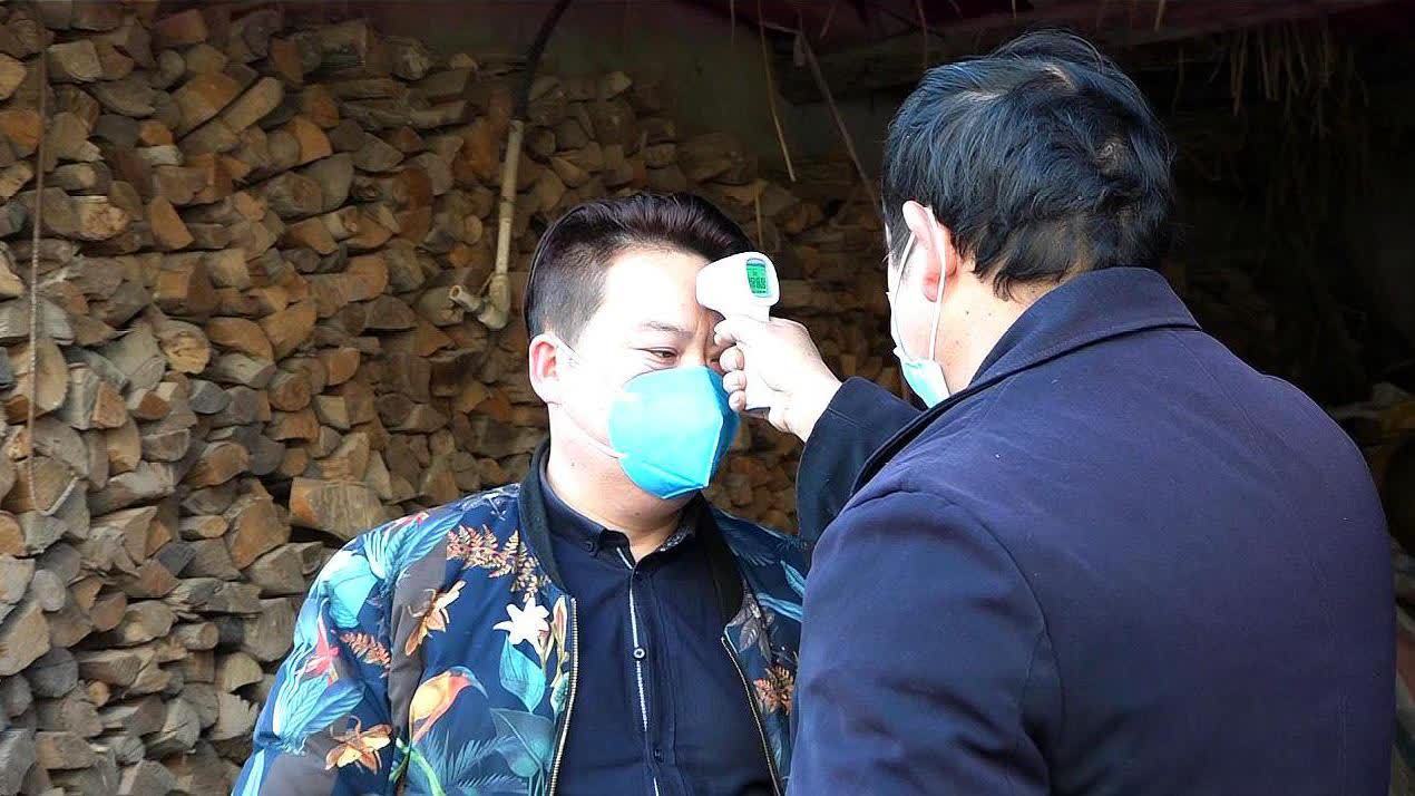 疫情期间开车卡口过检,发现体温过高吓一跳,几分钟之后测试正常