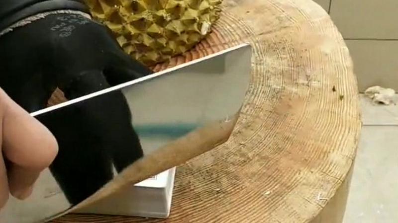 刚买回来的菜刀,一刀切下去,真是买值了!