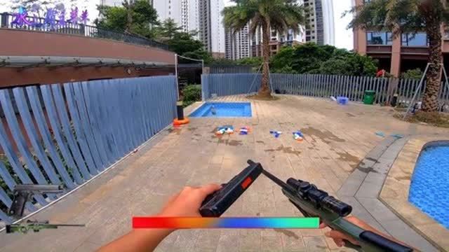 真人CS水枪:羊羊化身远程狙击手,超远距离狙杀泳池恶霸,太酷了