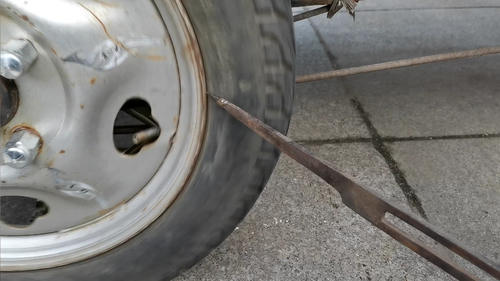 我说这三轮车怎么跑起来一跳一跳的!原来是外胎鼓包了