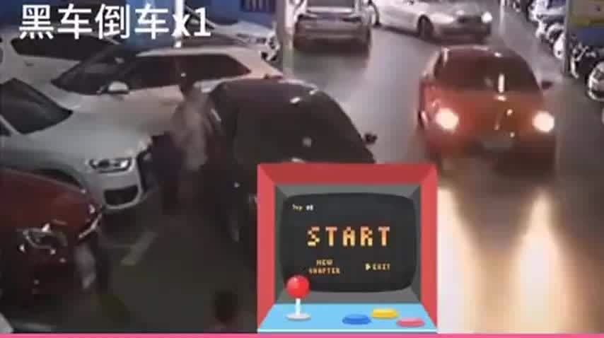 监控:正等着倒车入库,车位却插队被抢,黑车司机愤而撞车!