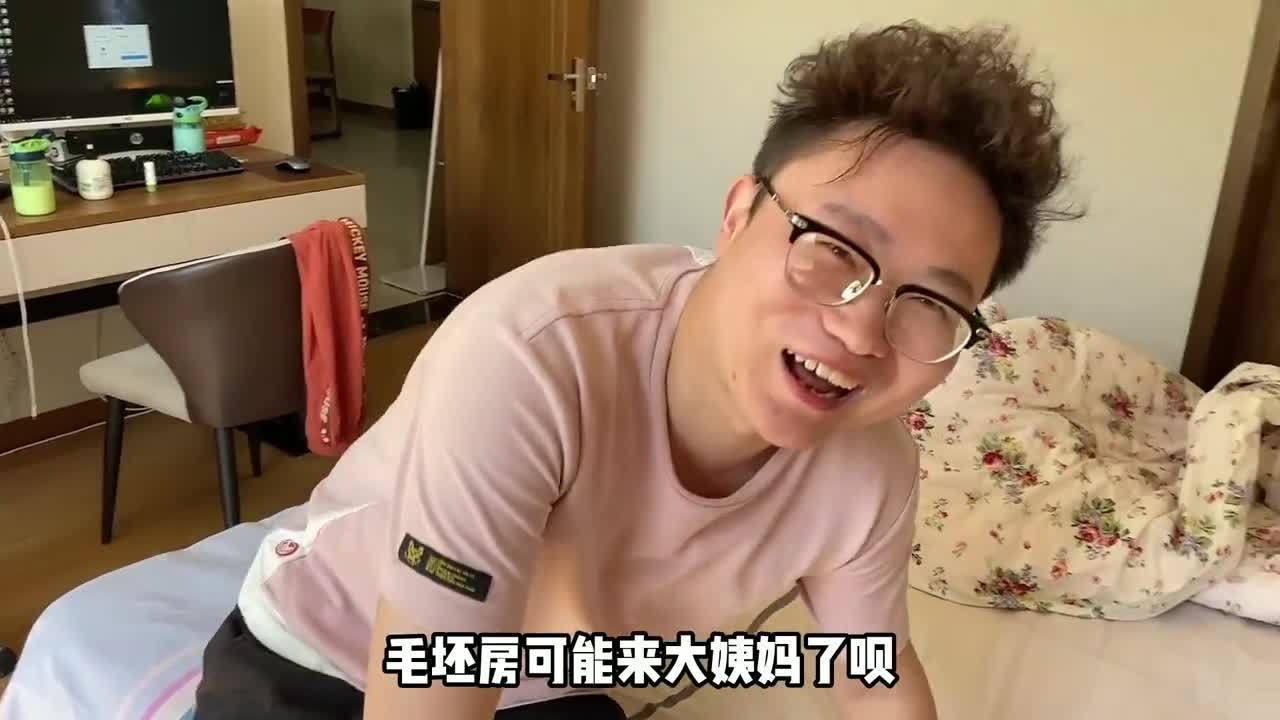 媳妇来大姨妈弄脏了床单,老公直接帮忙洗床单