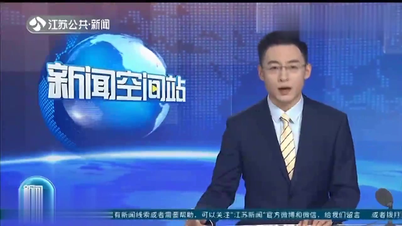 窒息操作!小轿车走错路高速"蛇形"倒车,逼停多辆高速行驶大车