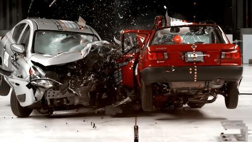 时速120kmh碰撞测试 结果汽车立马就报废了