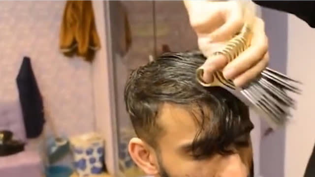 现实版"剪刀手":理发师同时使用27把剪刀理发!看呆网友