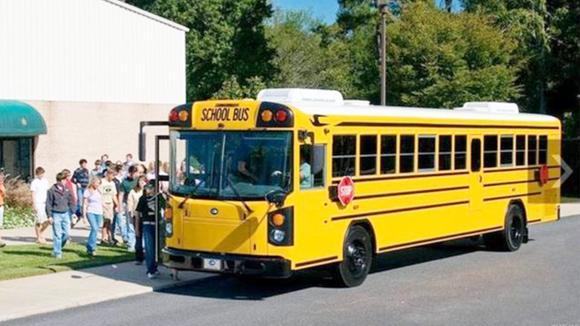 世界最硬最安全的汽车不是沃尔沃,而是可抵挡火车撞击的美国校车