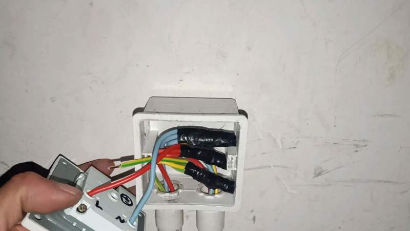 五孔插座怎么接线?左零右火还是左火右零?电工师傅教你接线安装