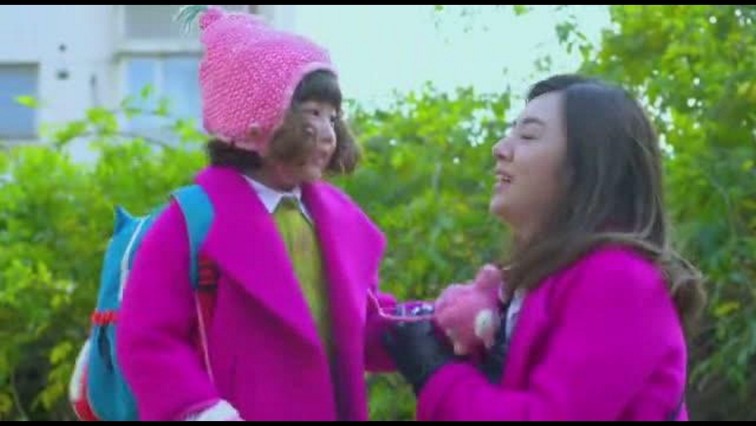 馨儿给小伙伴分了奶酪棒 获得了大家的祝福 高兴的一蹦一跳