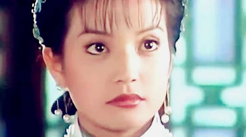 皇上带着皇后来看小燕子,结果小燕子的一个动作惹怒皇后!