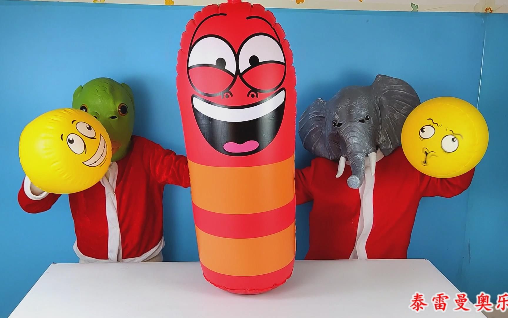 小泽和哥哥玩爆笑虫子不倒翁玩具,怎么打不倒翁都不会倒