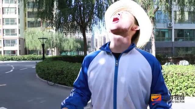 食堂阿姨套路学生,故意用卫生纸做花生米,学生的反应真逗