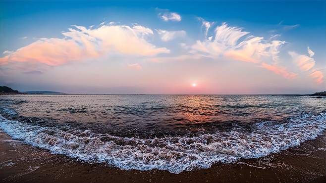 大海为何会潮涨潮落?涨潮的海水从哪来,退潮的海水又回哪去了?