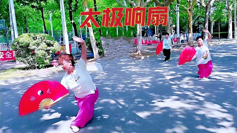 侠女表演太极响扇精忠报国,开扇美妙天衣无缝,赞!