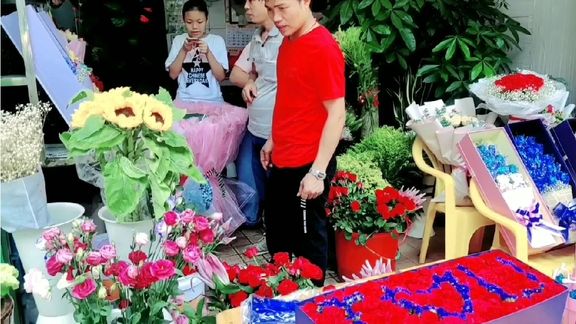 今天是七夕情人节男子去花店买花送老婆,给了老婆一个惊喜