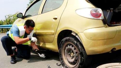 怪不得车子开一段时间后就抖动的厉害,原先是这里出了问题