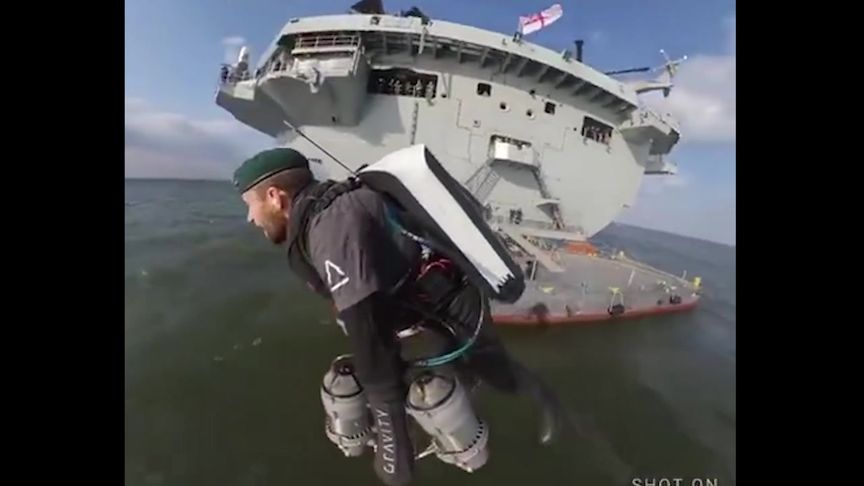 新式军用单人飞行器,在海上飞行的样子,有点像勤劳的小蜜蜂