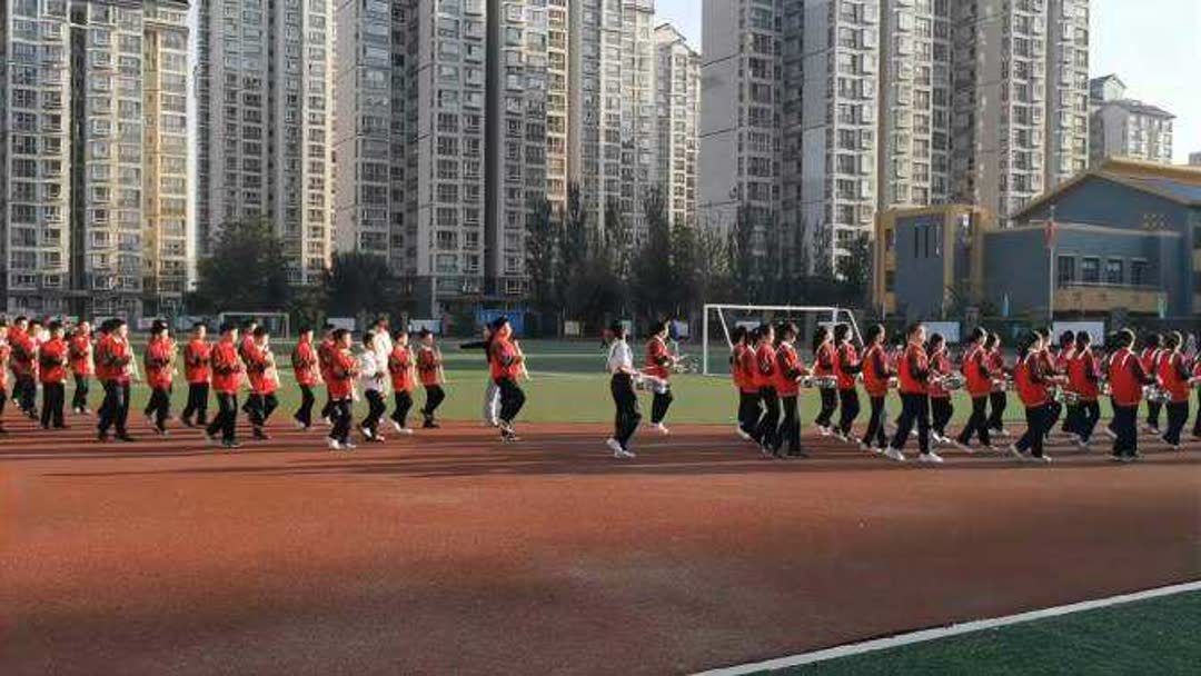 学校运动会即将进行,操场上整齐的排练队形