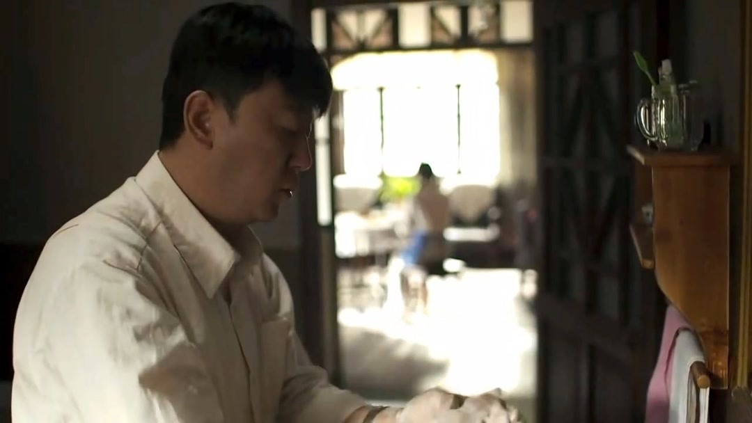 江德福吃不惯西式早餐,看着安杰做的早餐,满肚子怨气不敢发泄