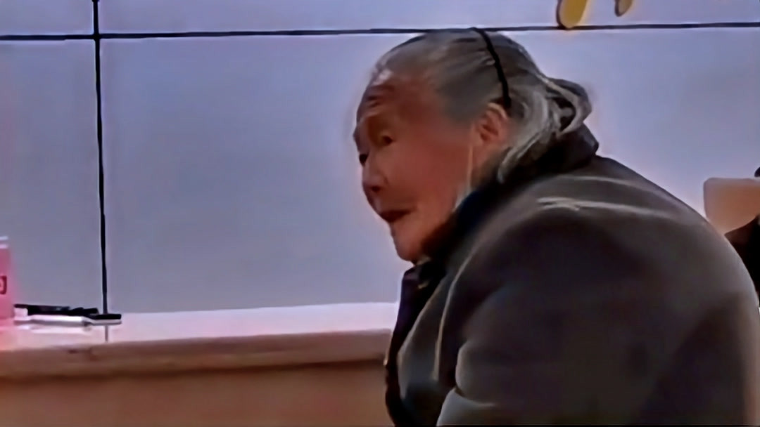 冒雨用现金交医保被拒,老奶奶无助的像个孩子,当地医保部门回应