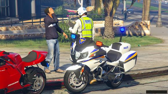 GTA5警察模拟:开宝马警用摩托车处理高速公路枪战案件