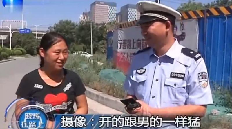 女子闯红灯被拦下,民警却发现其他违法行为:女司机就是不靠谱!