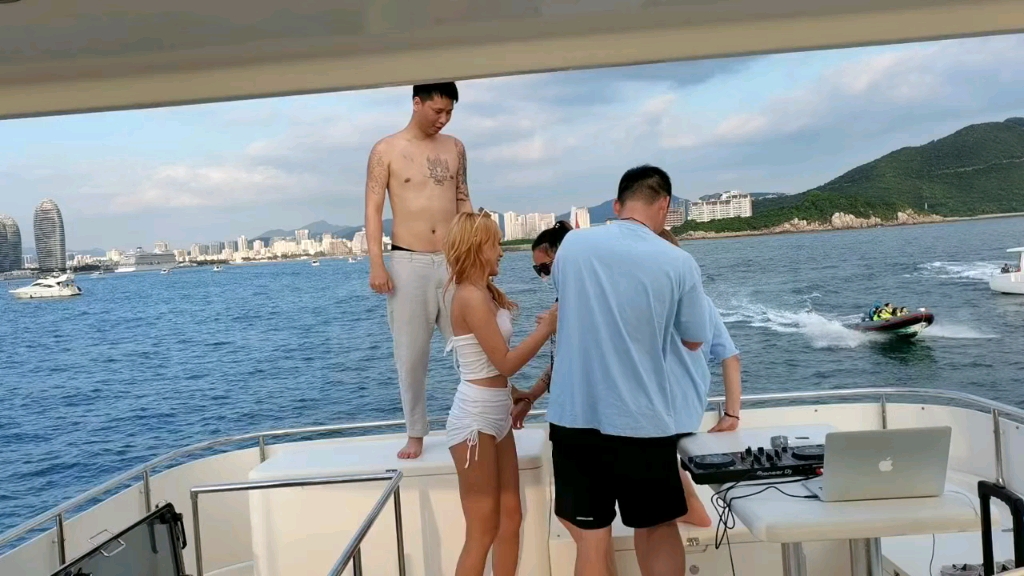 三亚游艇出海,潜水冲浪,摩托艇自驾,自营各种海上项目特惠哦!