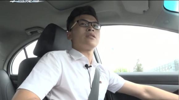 帝豪EV450定速巡航功能非常具有科技感,可以解放你的双脚