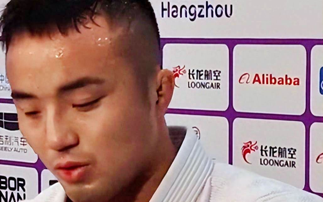 30岁老将丢冠落泪!从外卖小哥到亚洲第7,只欠女友一场求婚