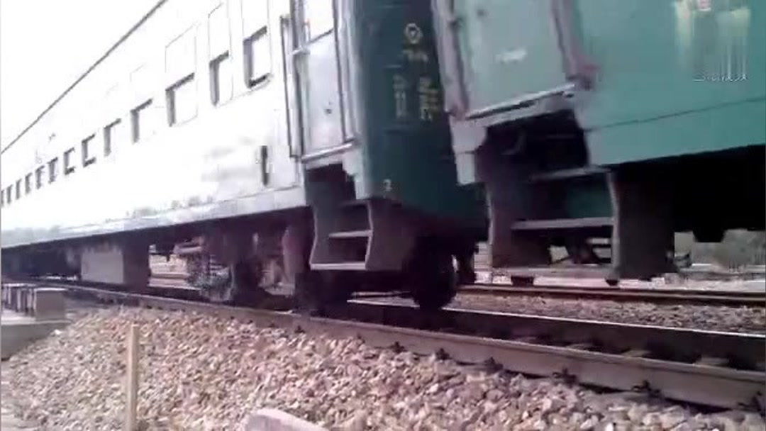 怀化开往深圳西的火车k9062次列车通过湘黔线溆浦站