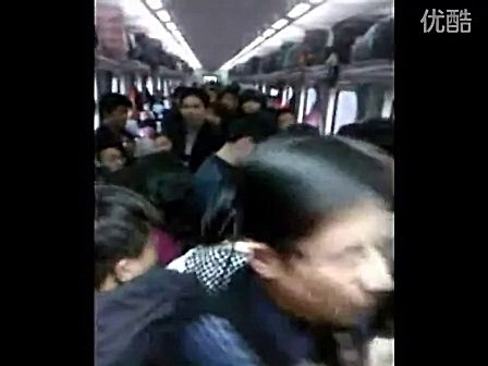 春运K576次列车售卖推车频繁穿梭人群惹众怒.
