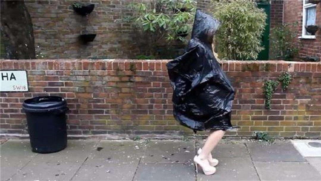 外国发明一次性厕所,大街上就能使用,女生们再也不需要排队了!