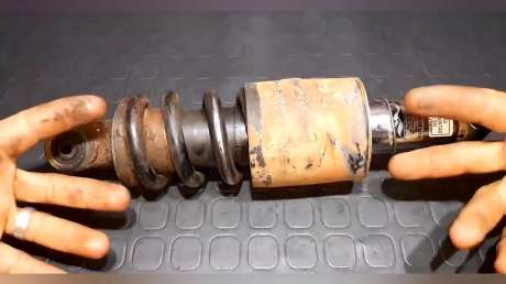 踏板摩托车后减震器怎么拆,改造成这个工具,太实用了