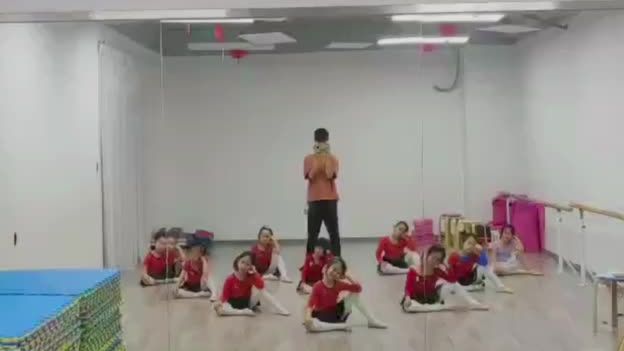 课堂实录,小小班的孩子太可爱啦,都快喝醉酒了ߘ�#舞蹈课堂随拍