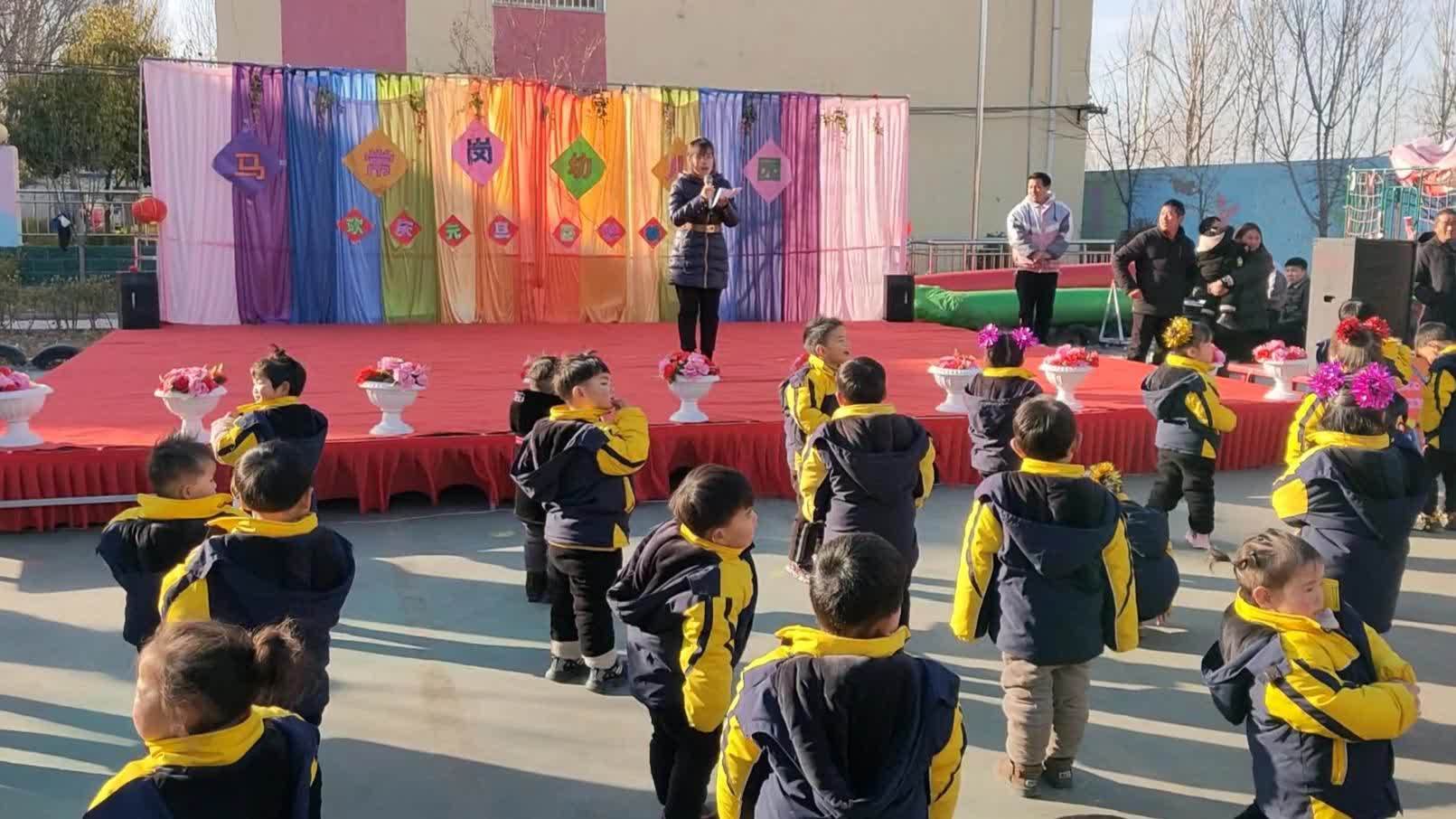 李欣参加亲子运动会上台发言