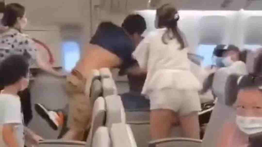 飞机上打架是会影响飞行安全的!