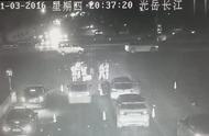 实拍:交警执勤被撞飞
