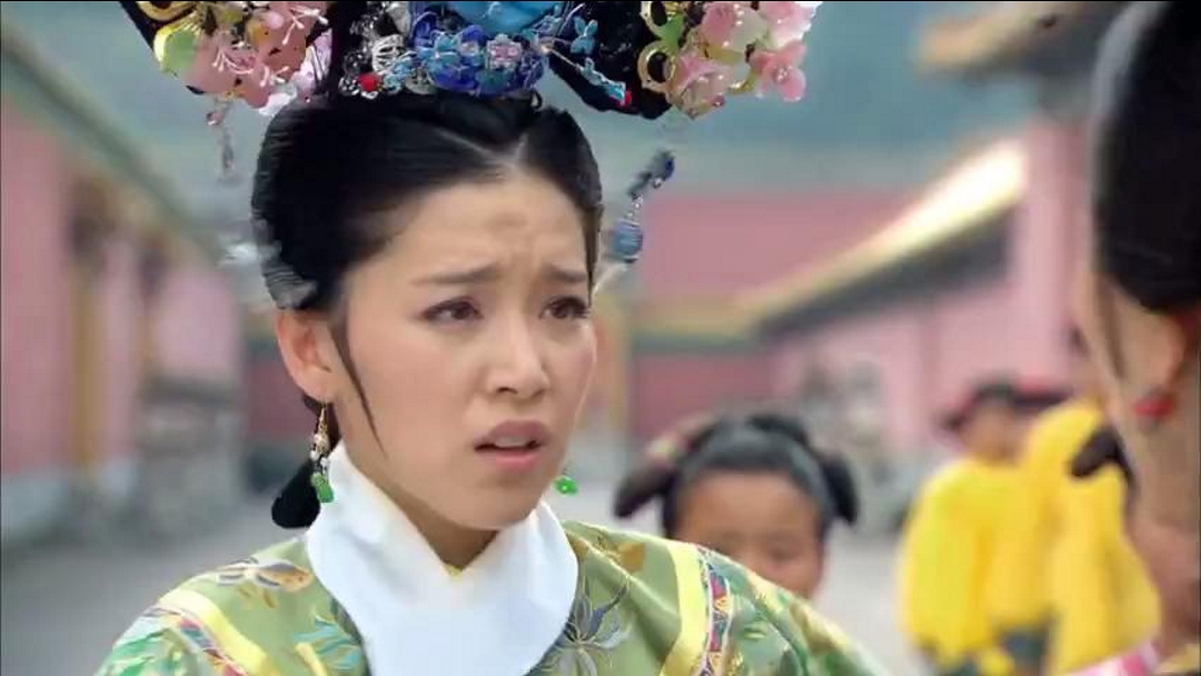 新还珠格格:五阿哥迎接欣荣,小燕子出气球砸倒欣荣,这下闯祸了