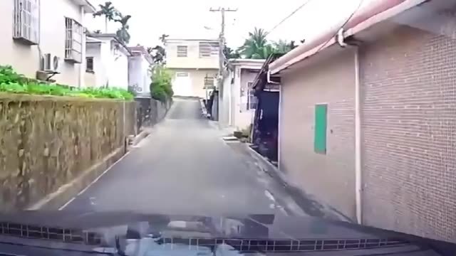 行车记录仪从驾驶角度来看,女司机这是瞄准了才撞的