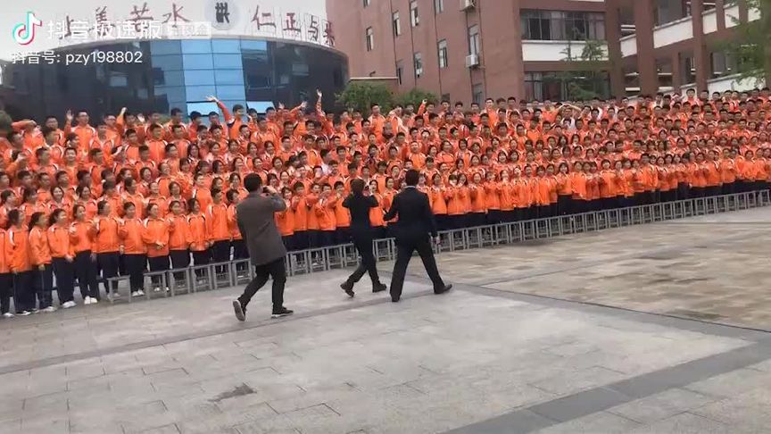 拍毕业照了,时间过的真快,你再也不是小时候那个追在我后面喊;