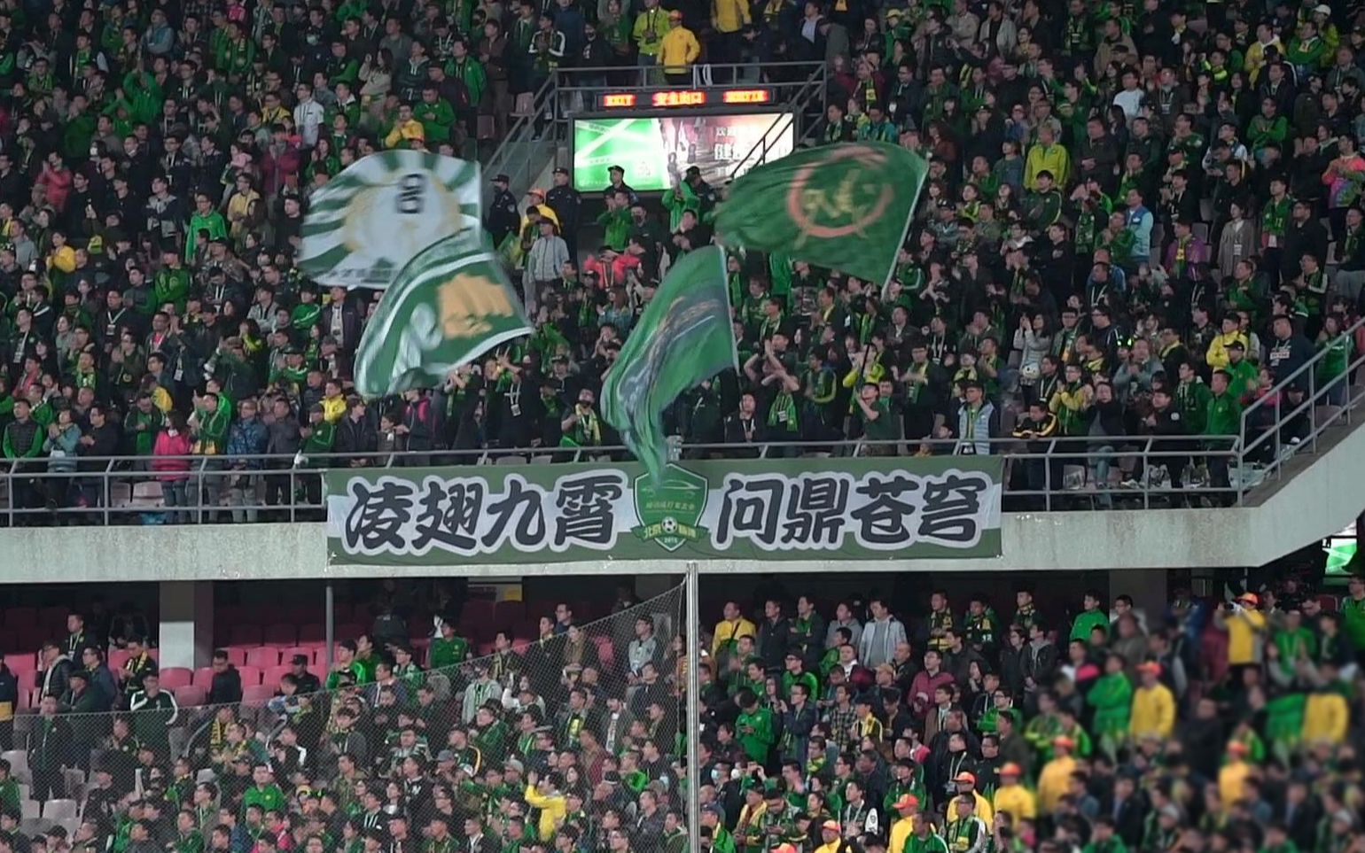 对绿茵赛场的热爱,他义务付出26年,还给球迷们创建了一个温暖的家