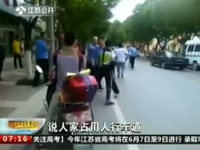 延安城管暴力执法 街头上演全武行 视频