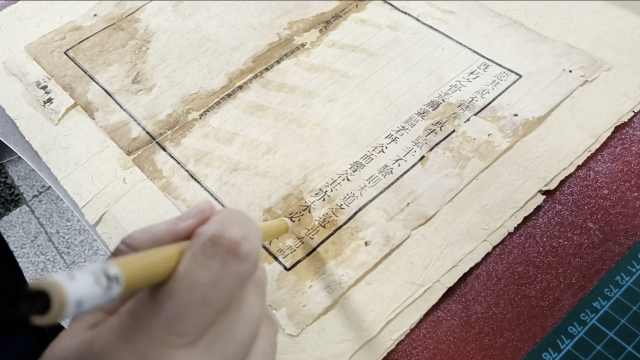 72岁古籍修复专家用半世纪修复古籍:妙手补千年,全在一指间