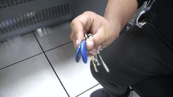 害怕!配锁店公开出售“万能”门禁卡 一个门禁卡刷开多个小区!